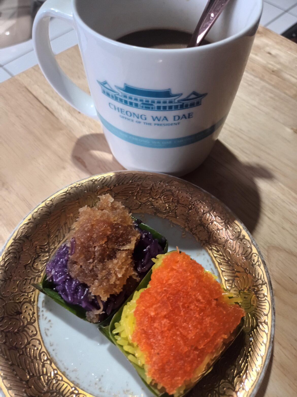 Sweet sticky rice topped with Fried minced shrimp [khāo nīo nā kung ...