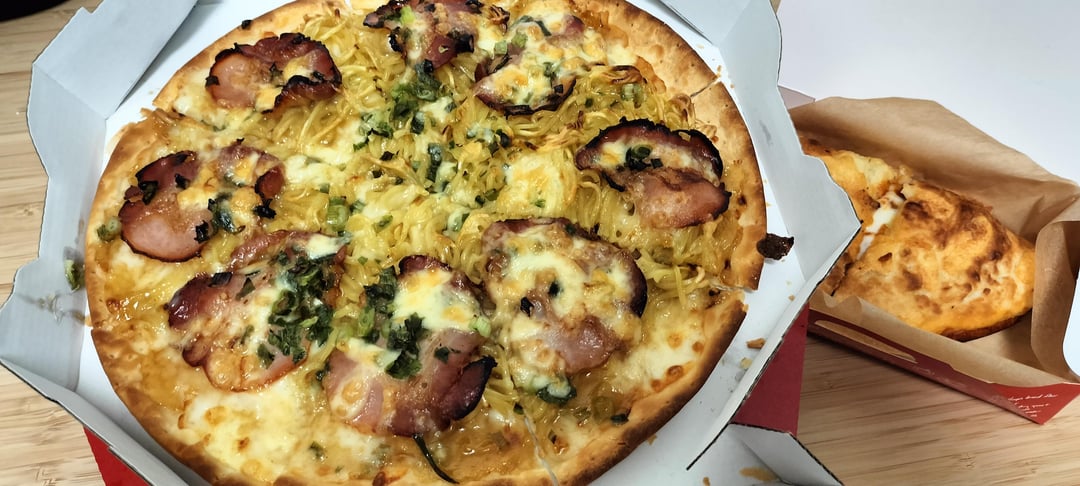 Kotteri-fuu Ramen Pizza from Pizza Hut Japan - Dining and Cooking