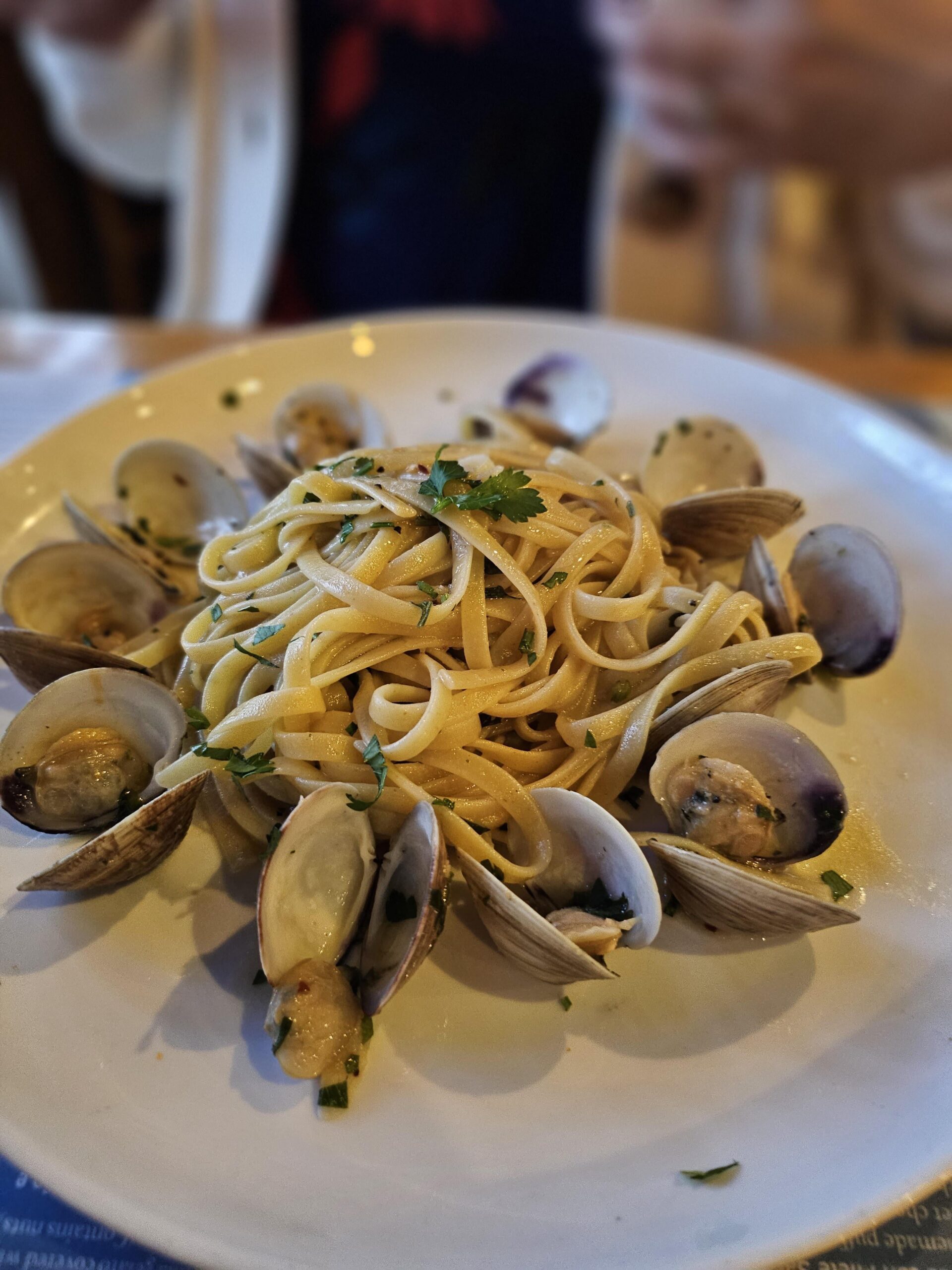 Linguine alla vongole - Dining and Cooking
