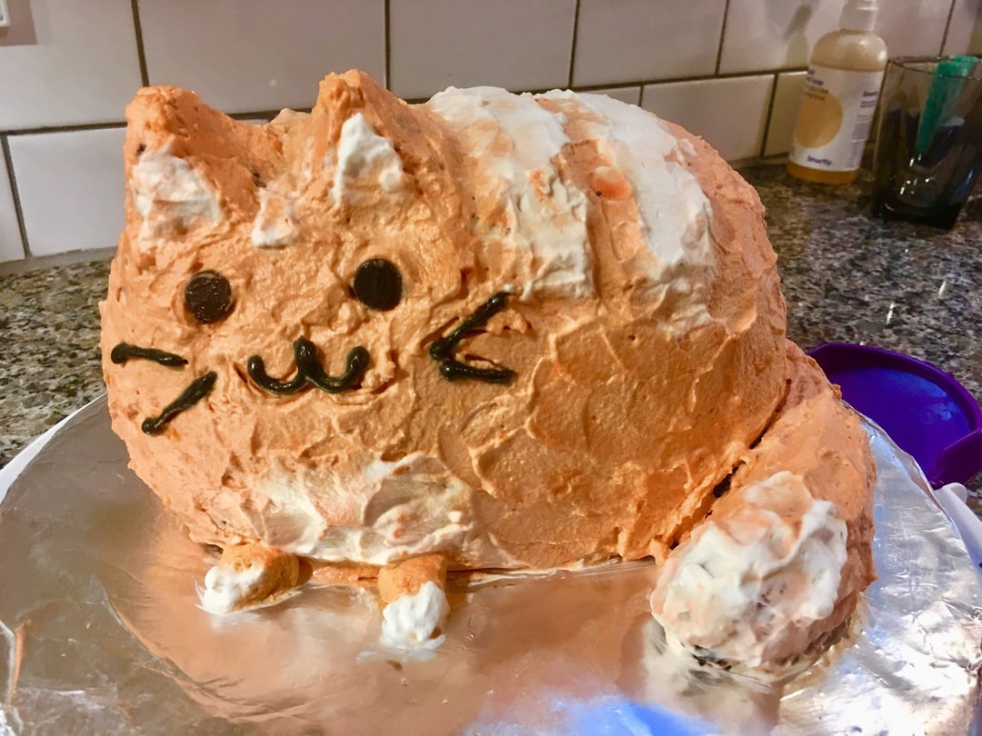 I turned 35 and made myself a cute cat-shaped cake. - Dining and Cooking