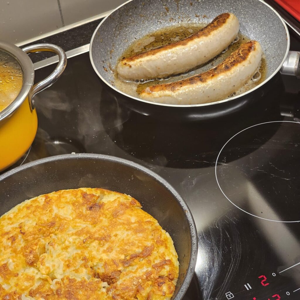 Typical Swiss rösti (here from freshly grated potatoes, though some ...