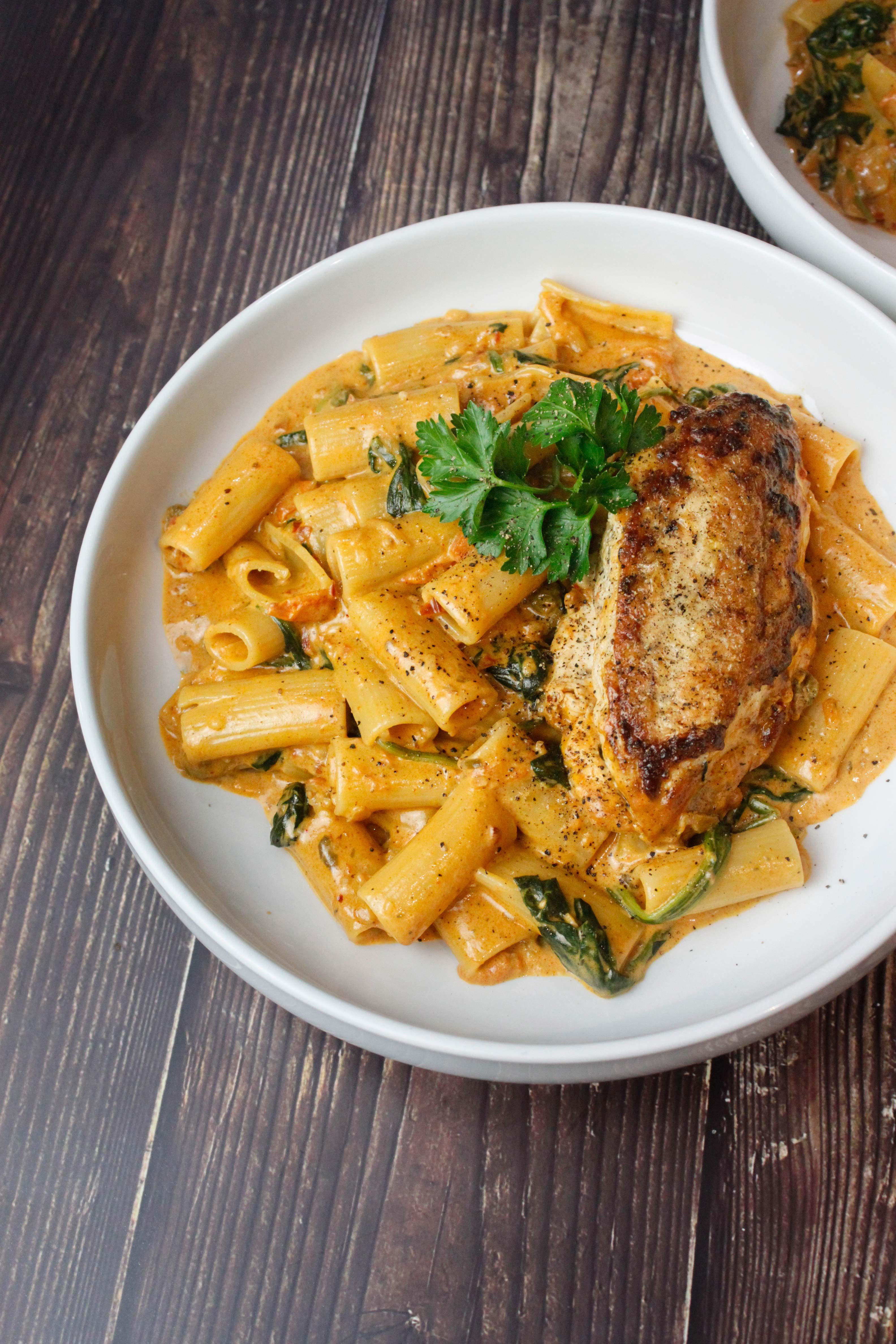 [Homemade] Chicken breast in a spicy & creamy sauce over rigatoni ...