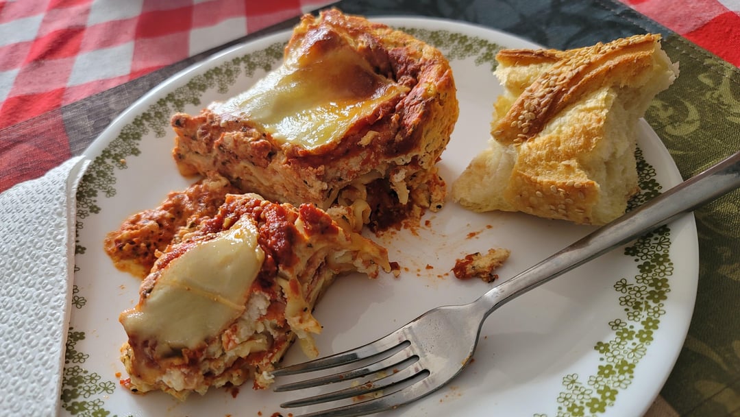 How many calories in 2 pieces of lasagna and bread? - Dining and Cooking