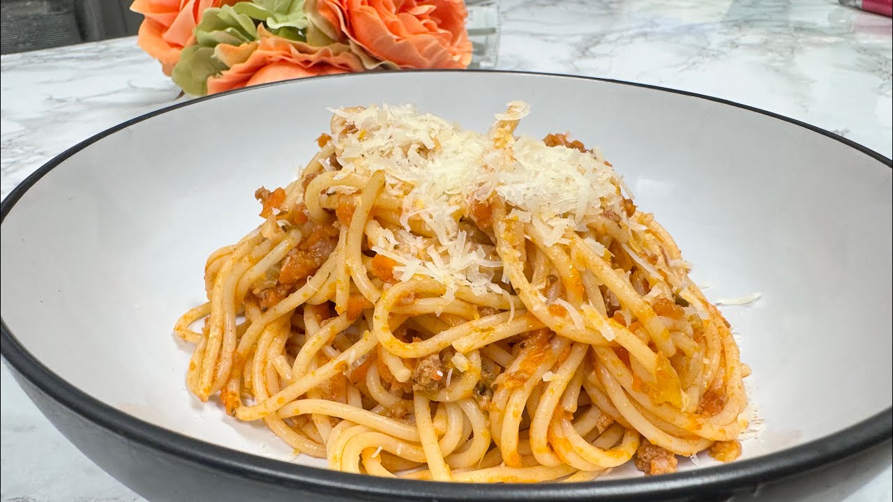 Authentic Spaghetti Bolognese Recipe: Taste of Italy in Every Bite ...