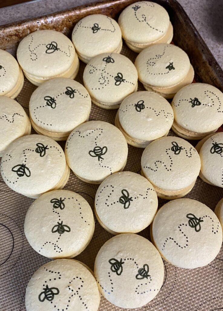Bee macarons - Dining and Cooking