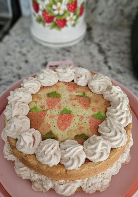 An attempt at a decorated sponge cake 🍓 - Dining and Cooking