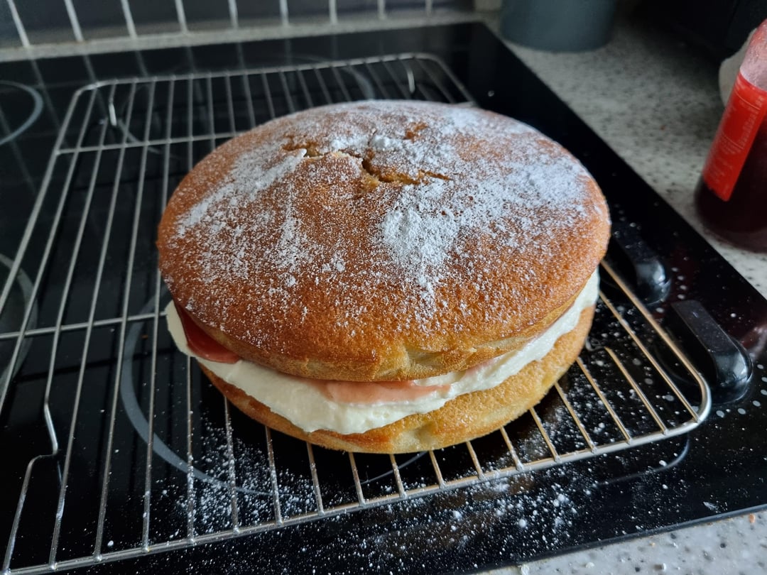Victoria Sponge - Dining and Cooking
