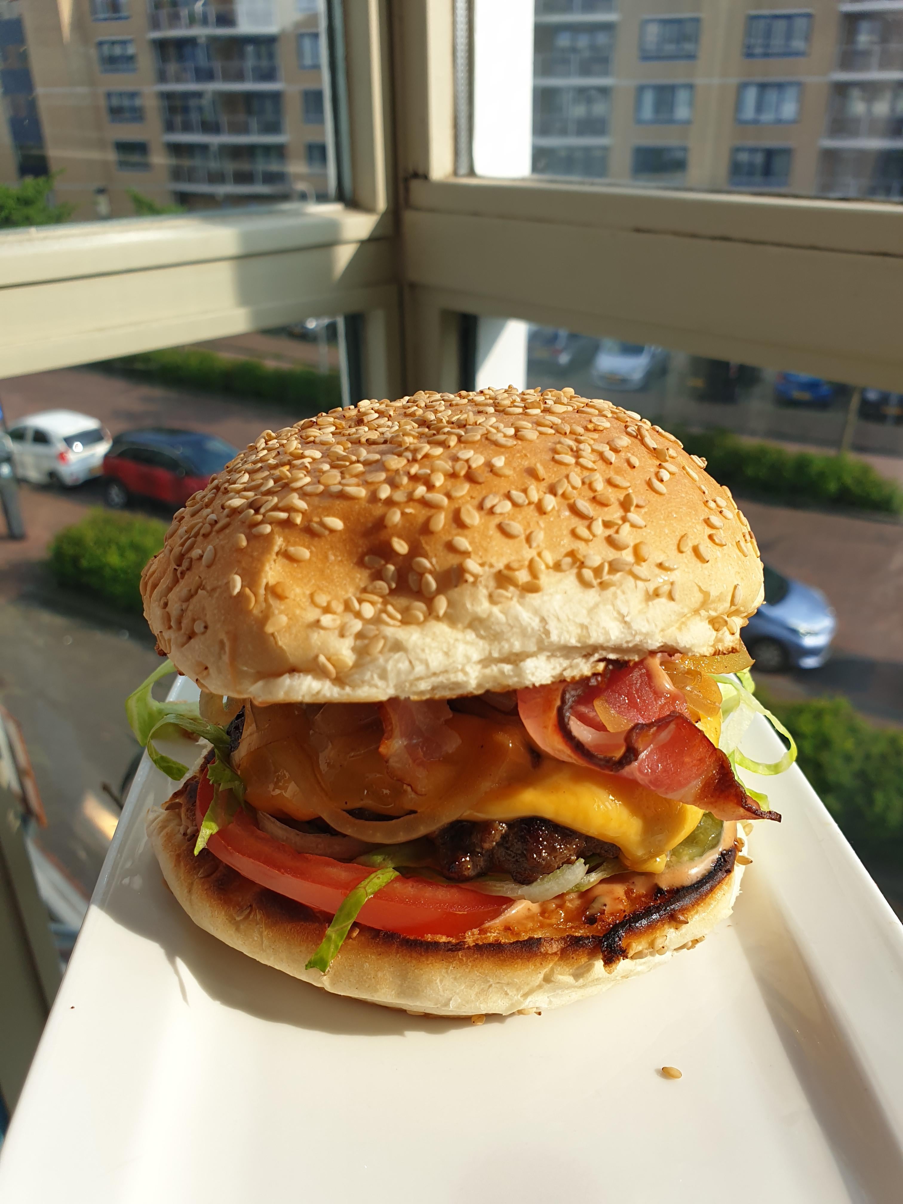 Cheeseburger - Dining and Cooking