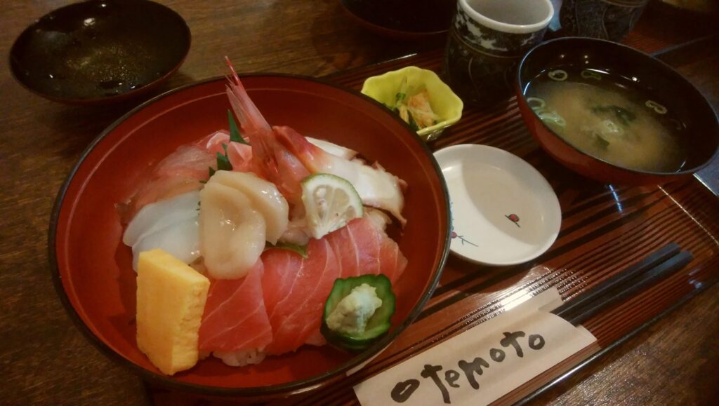 Bowl of rice topped with sashimi Squid, tuna, scallops, sweet shrimp, sweet omelette. By the way ...