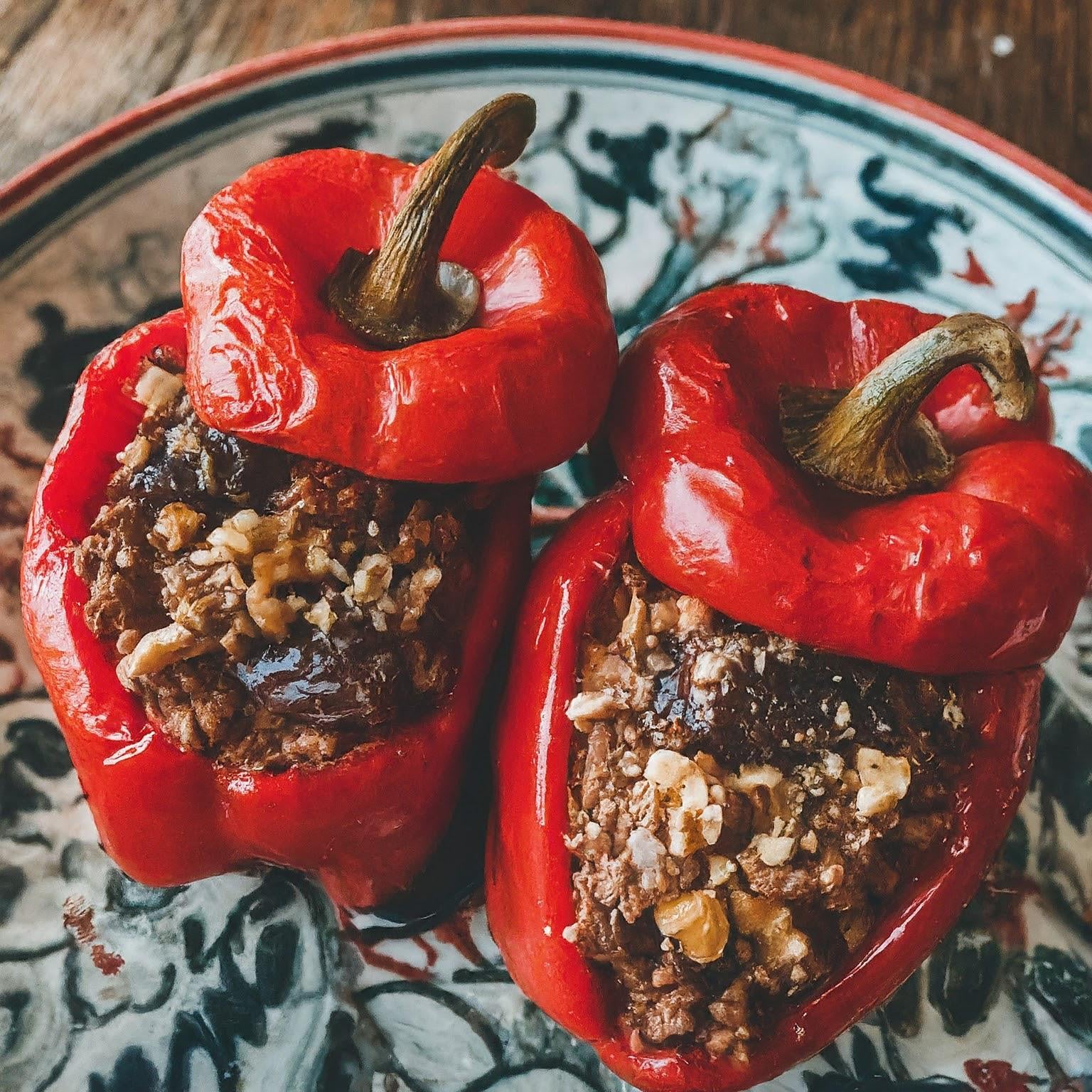 Pimiento relleno con carne molida, nuez y dátil. - Dining and Cooking