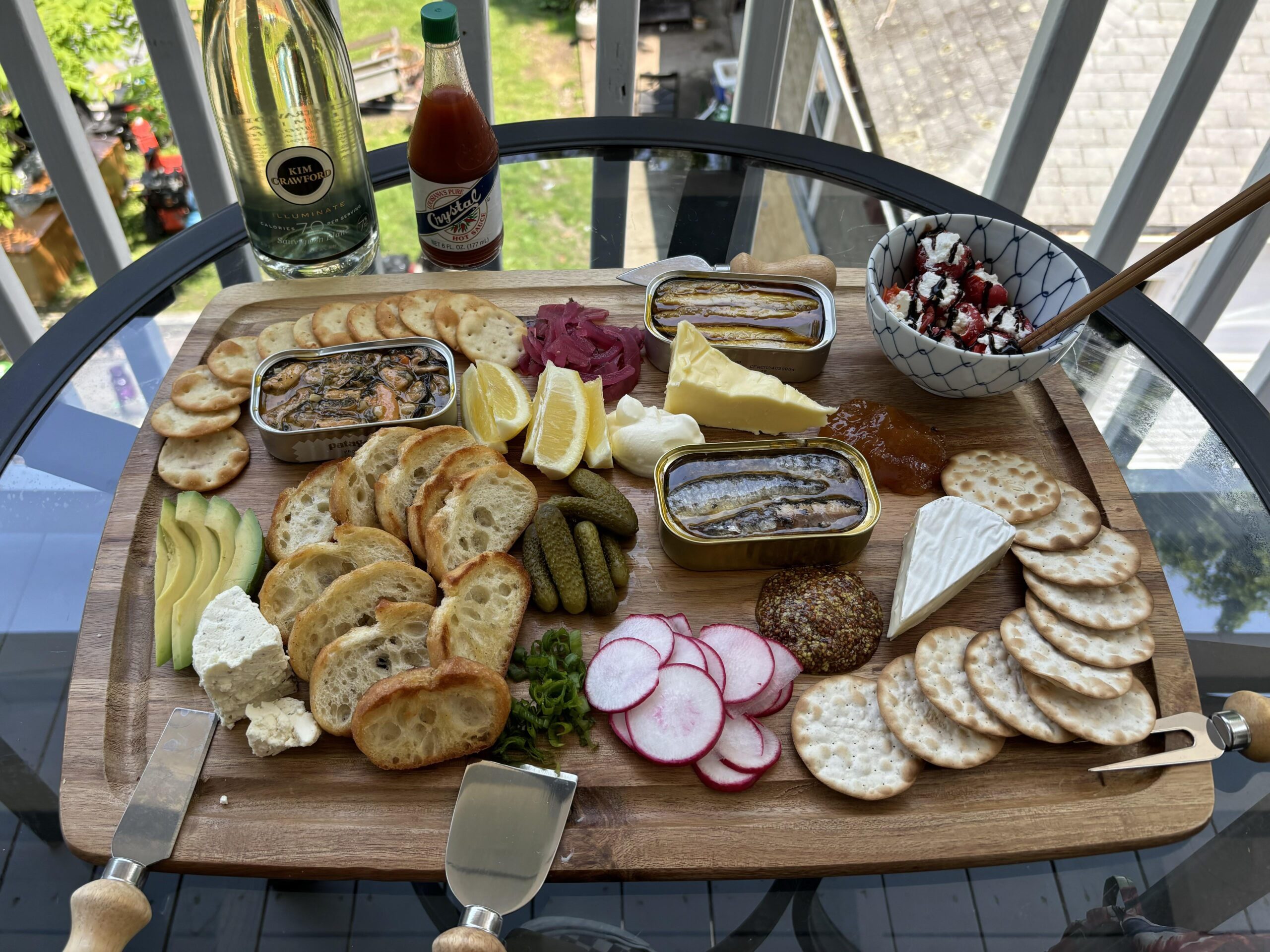 My first tinned fish board! Lemon herb mussels, spicy sardines, and ...