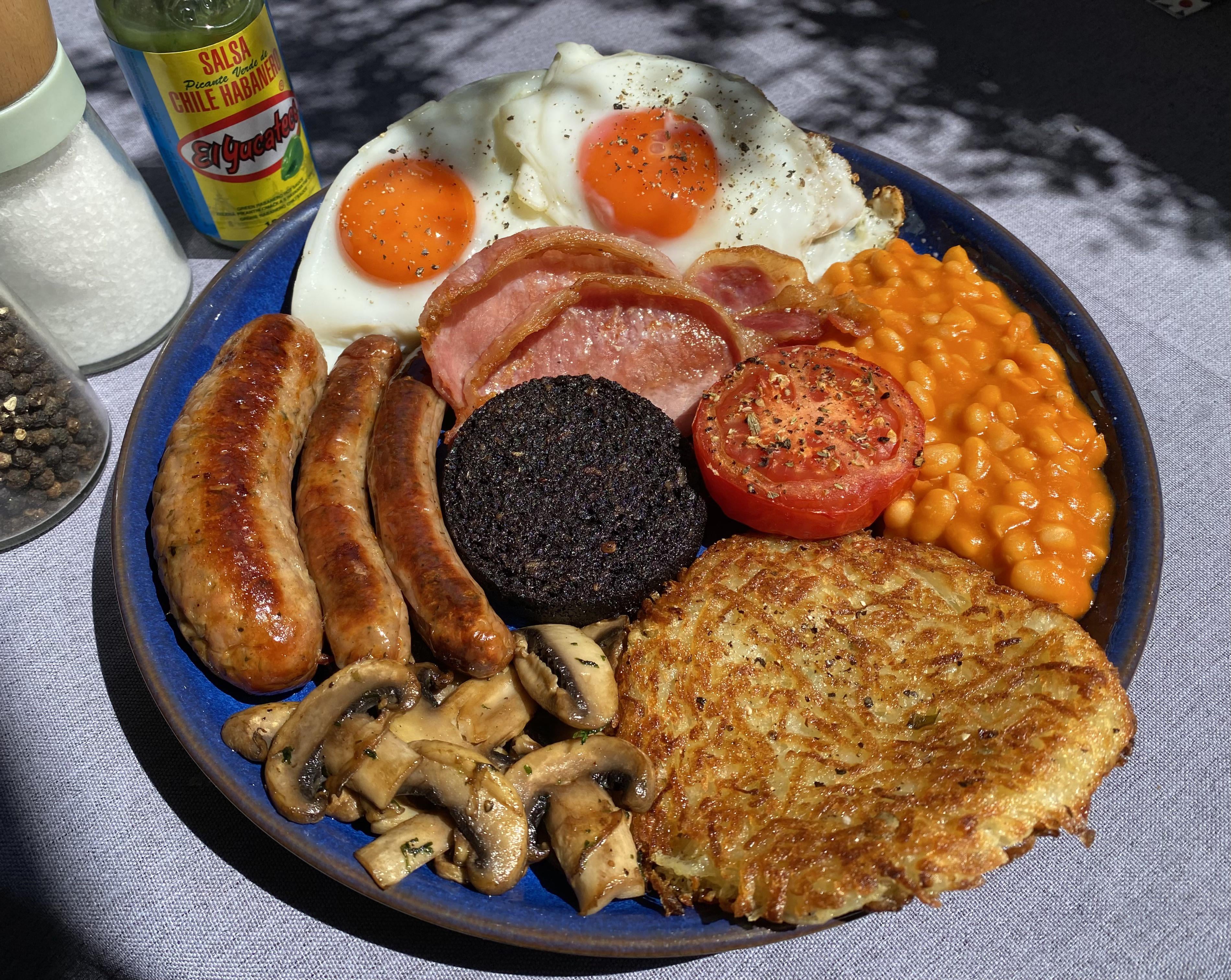 [OC] Full English Breakfast with black pudding and homemade chili hash brown - Dining and Cooking
