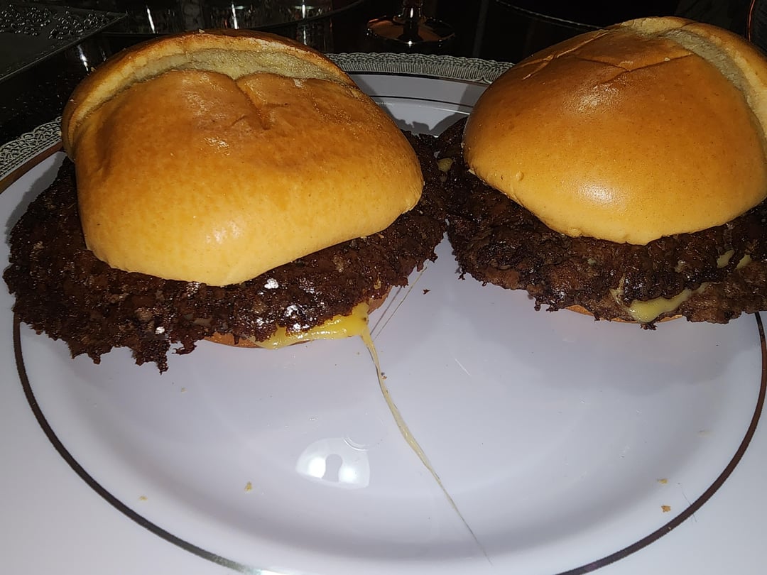 3rd attempt at smash burgers. Crust perfection achieved. Went with a ...