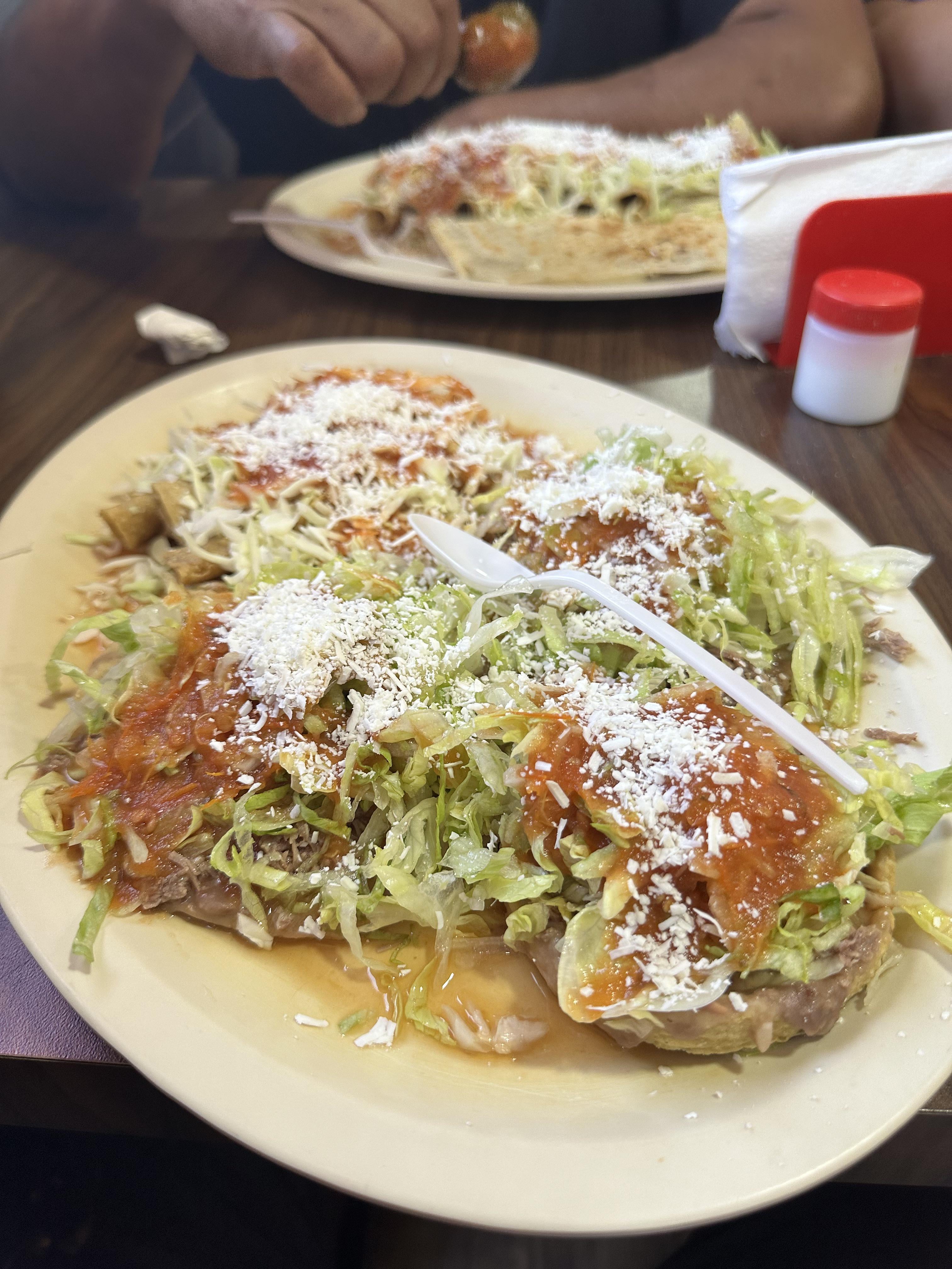 1 sope, 2 tostadas y 3 flautas - Dining and Cooking