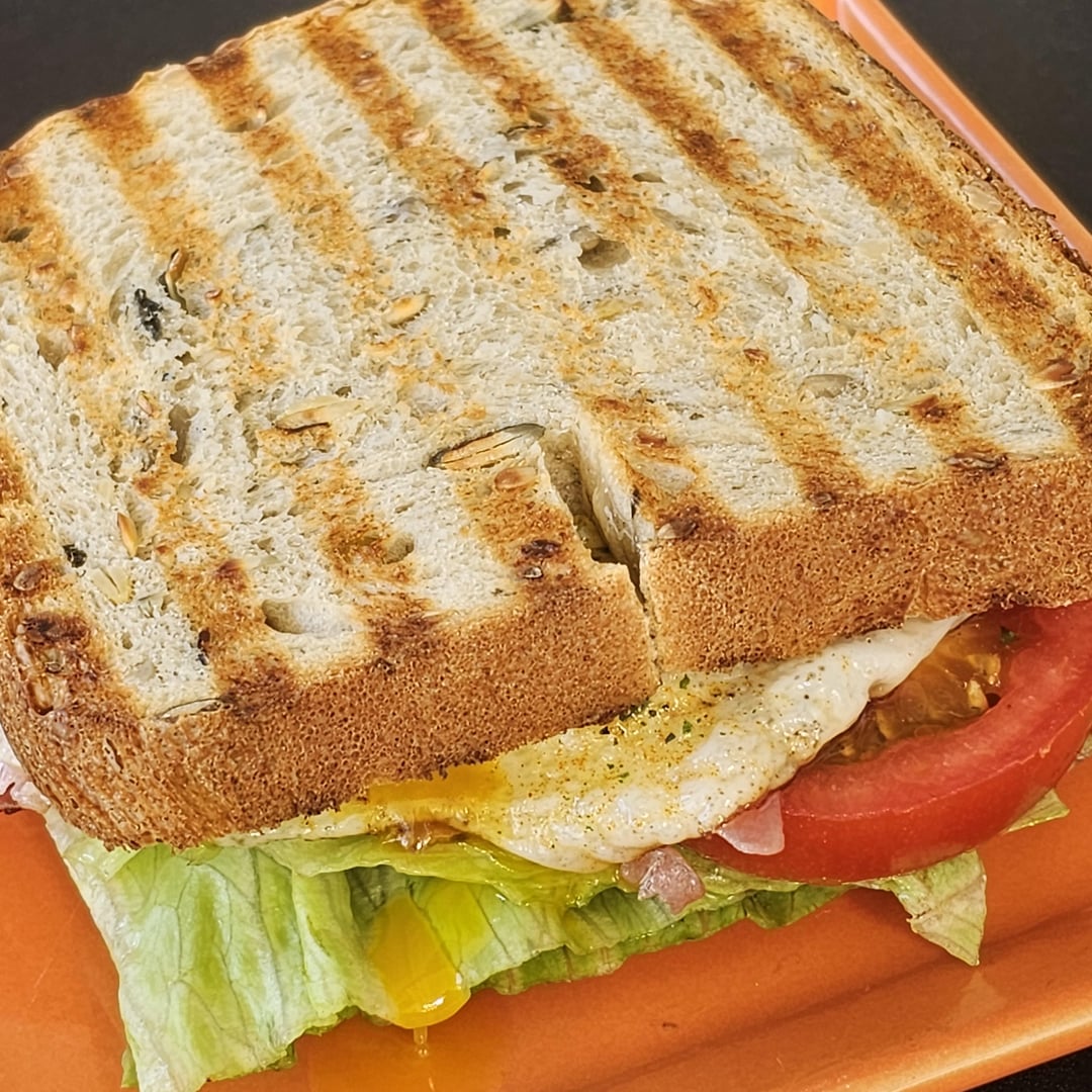BELT Sandwich (Bacon, Egg, Lettuce, Tomato) - Dining and Cooking
