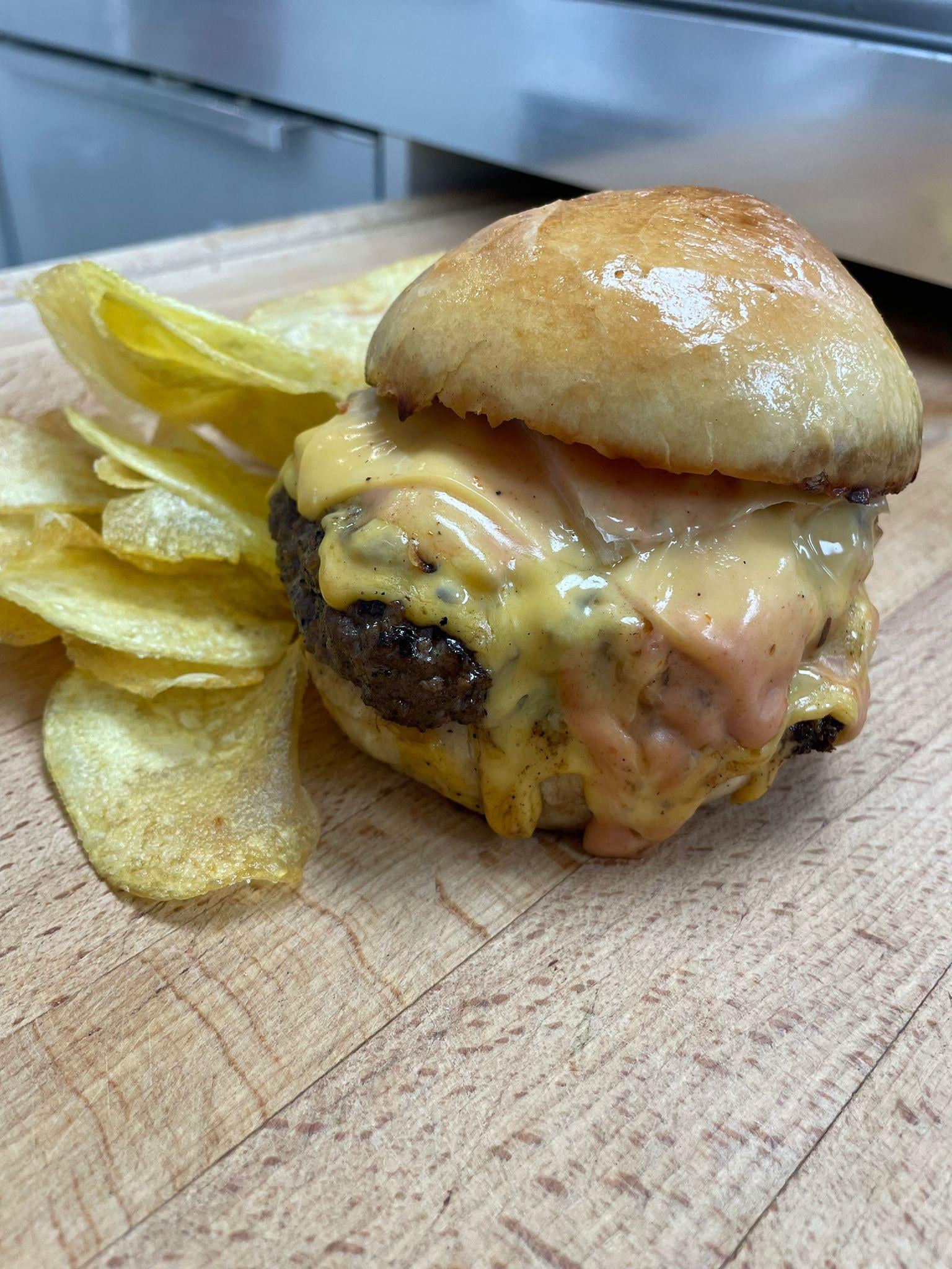 [homemade] Potato chips and cheeseburger - Dining and Cooking