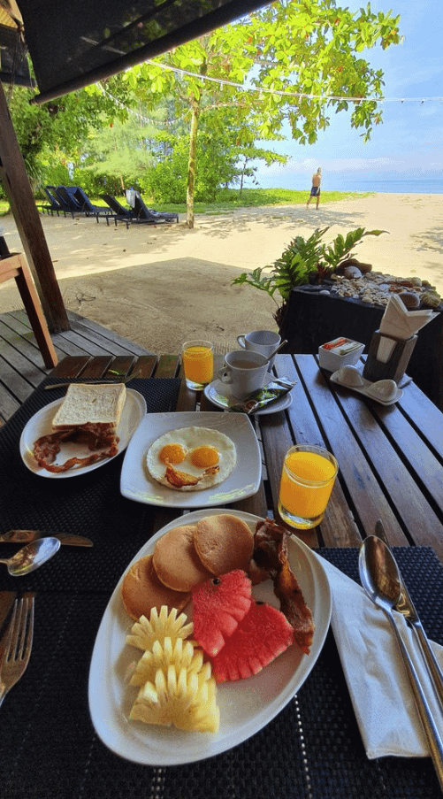The beach combines very well with the breakfast - Dining and Cooking