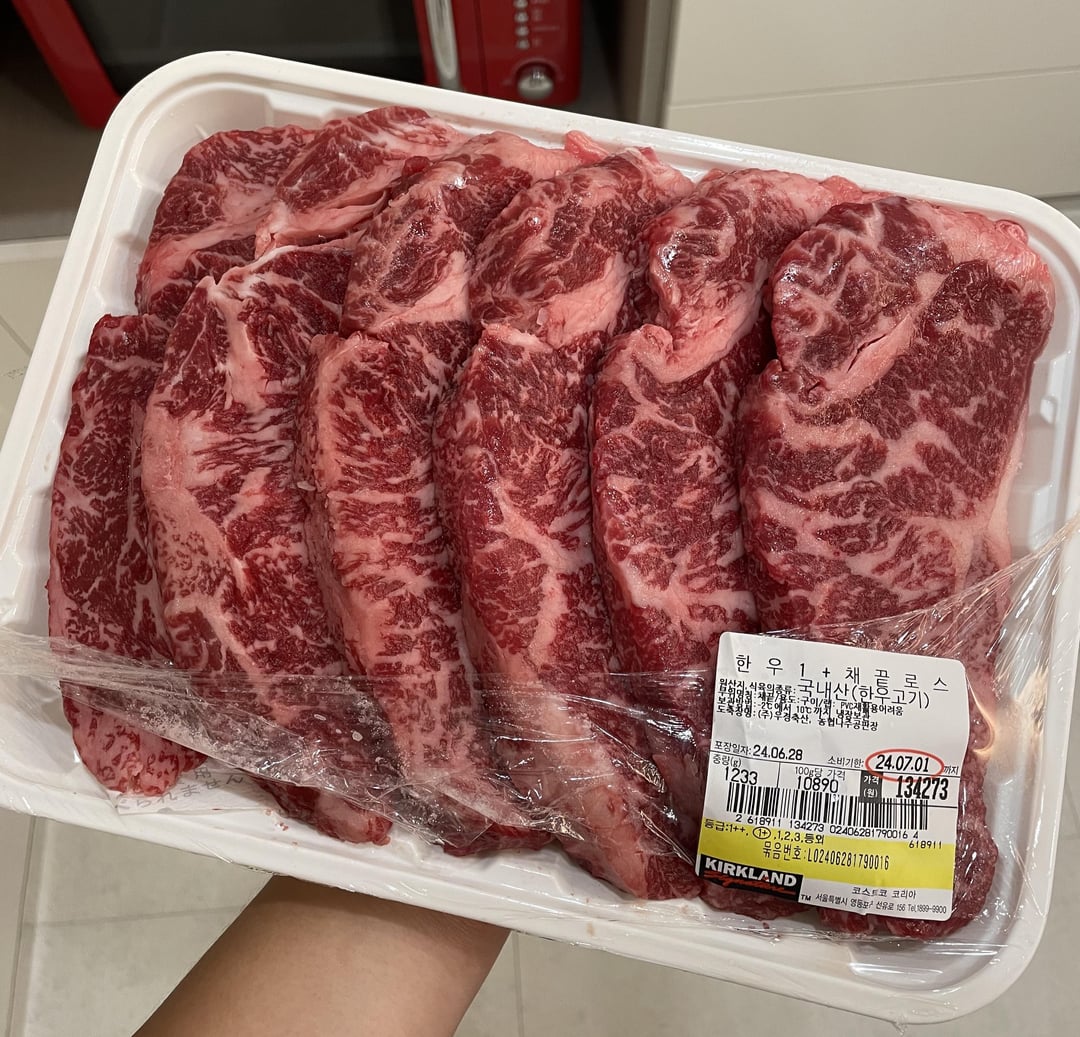 Korean Hanwoo(aka Hanu) beef about $8 USD per 100 grams ($35 USD per ...
