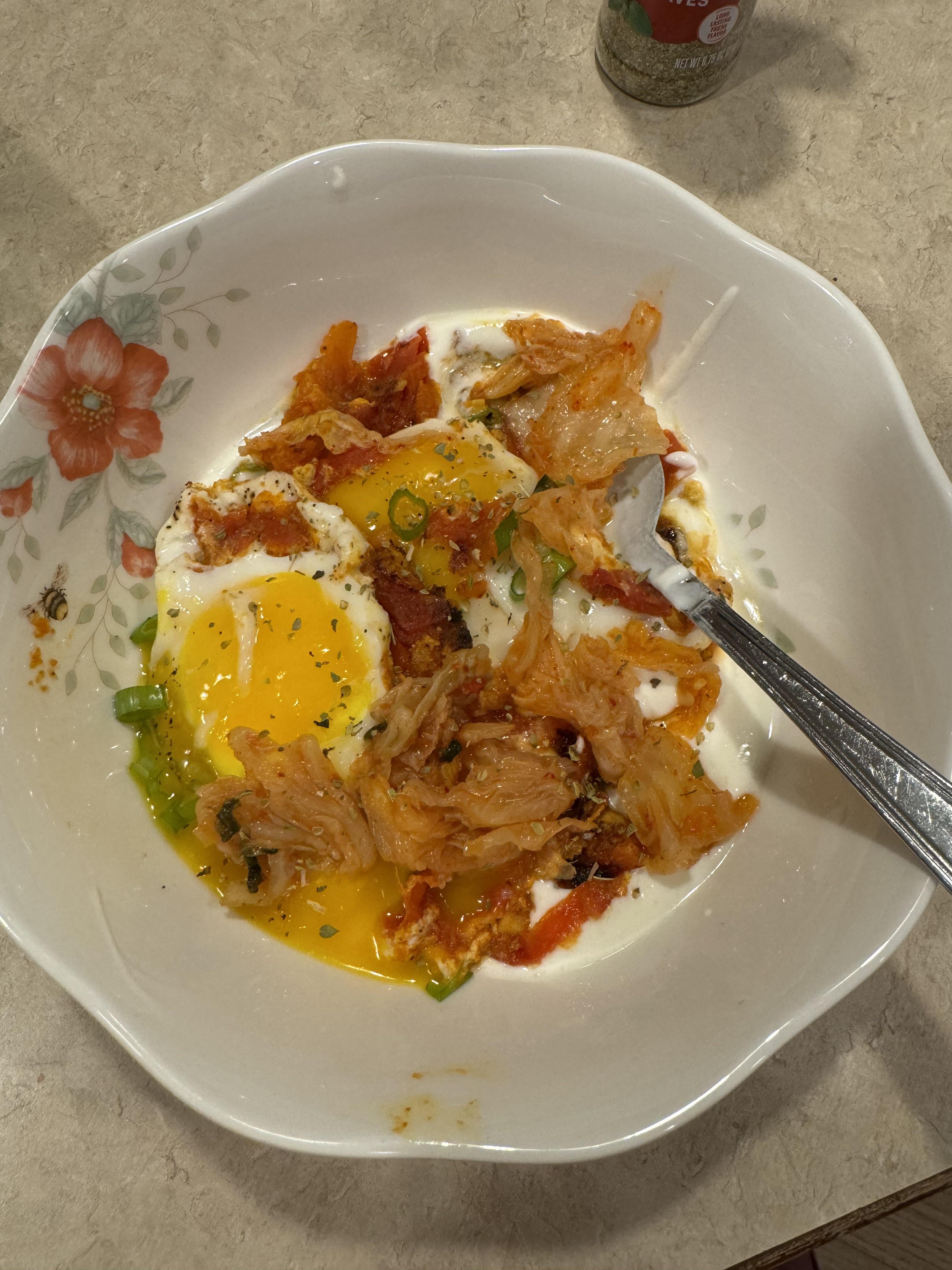 Eggs with kimchi, fried tomatoes, and yogurt - Dining and Cooking