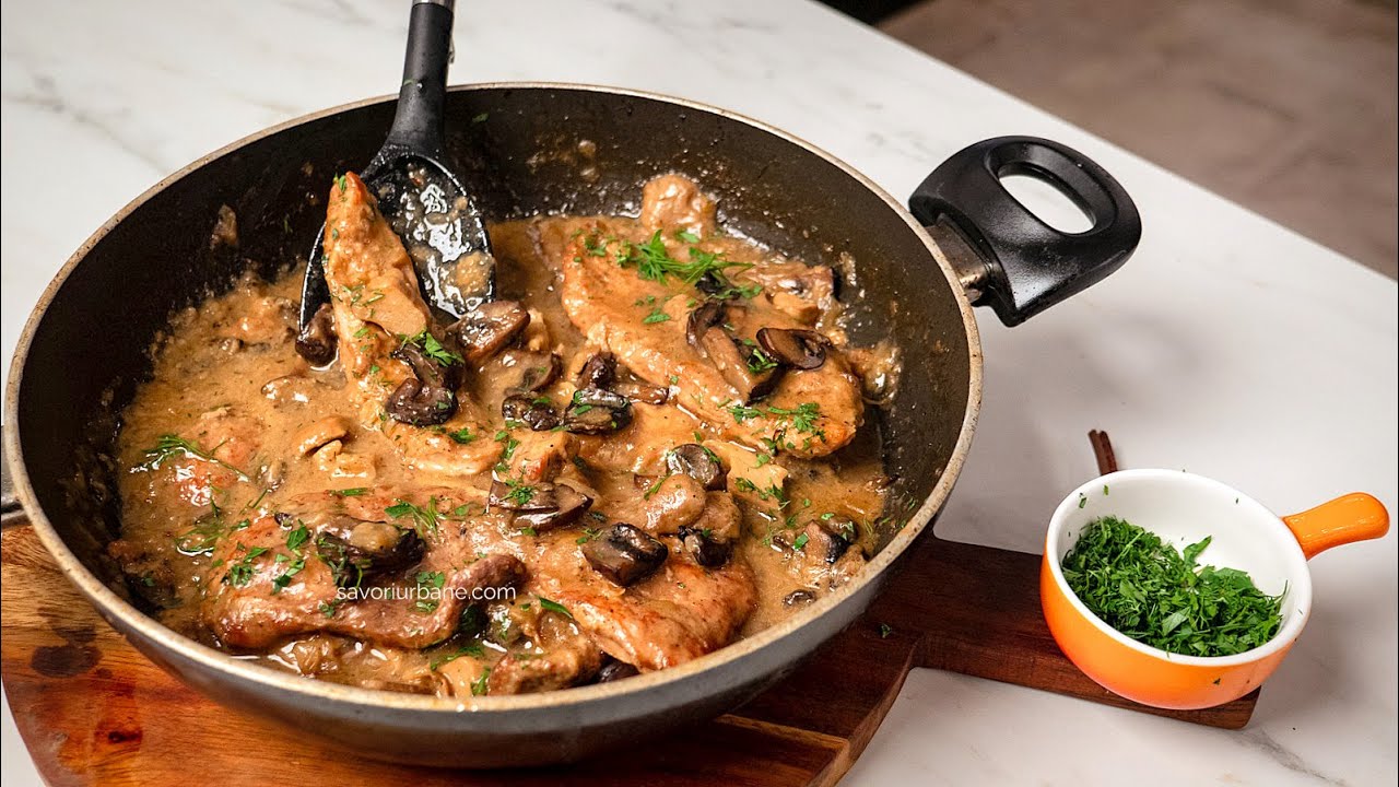 Escalop de porc cu ciuperci rețeta de mâncare cu sos cremos și felii ...