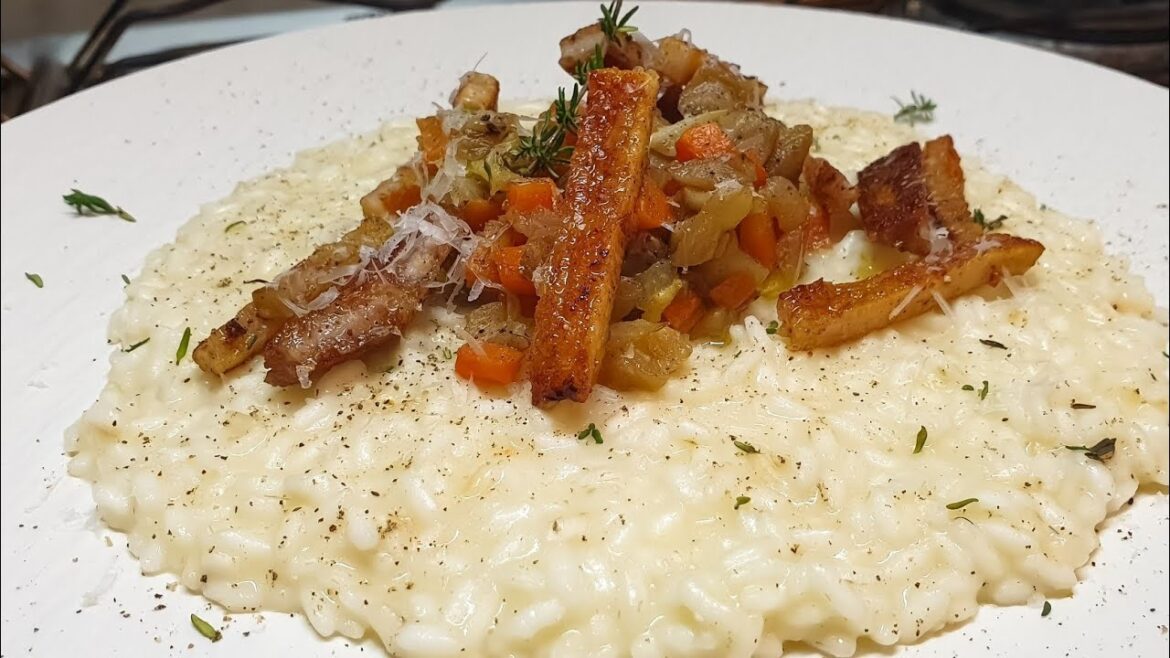 Risotto alla parmigiana con verdure e bacon croccante. Rizoto ...