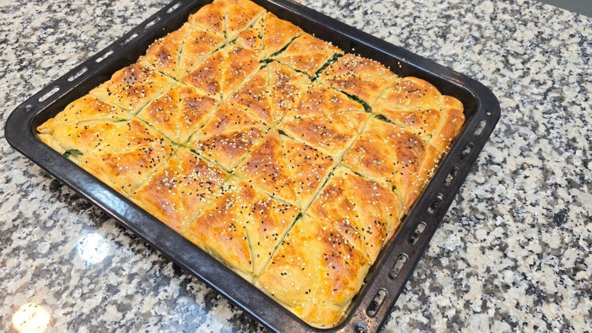 ISPANAKLI BÖREK TARİFİ EL AÇMASI YUFKA BÖREĞİ - Dining and Cooking