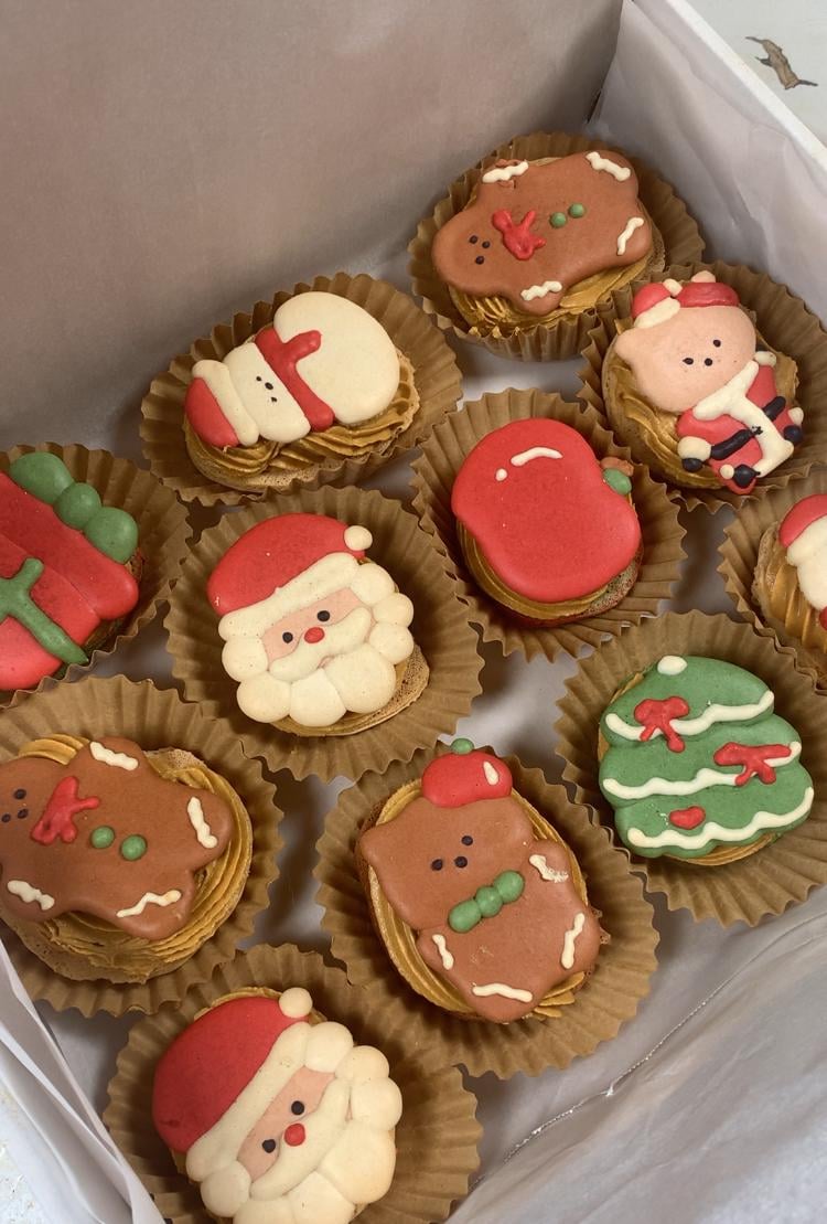 [homemade] Final set of Christmas Macrons w Dulce de Leche buttercream ...