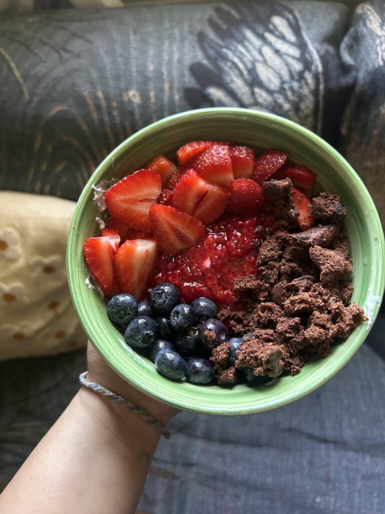 Latest yogurt bowl obsession (~275 calories, 25g protein) - Dining and ...