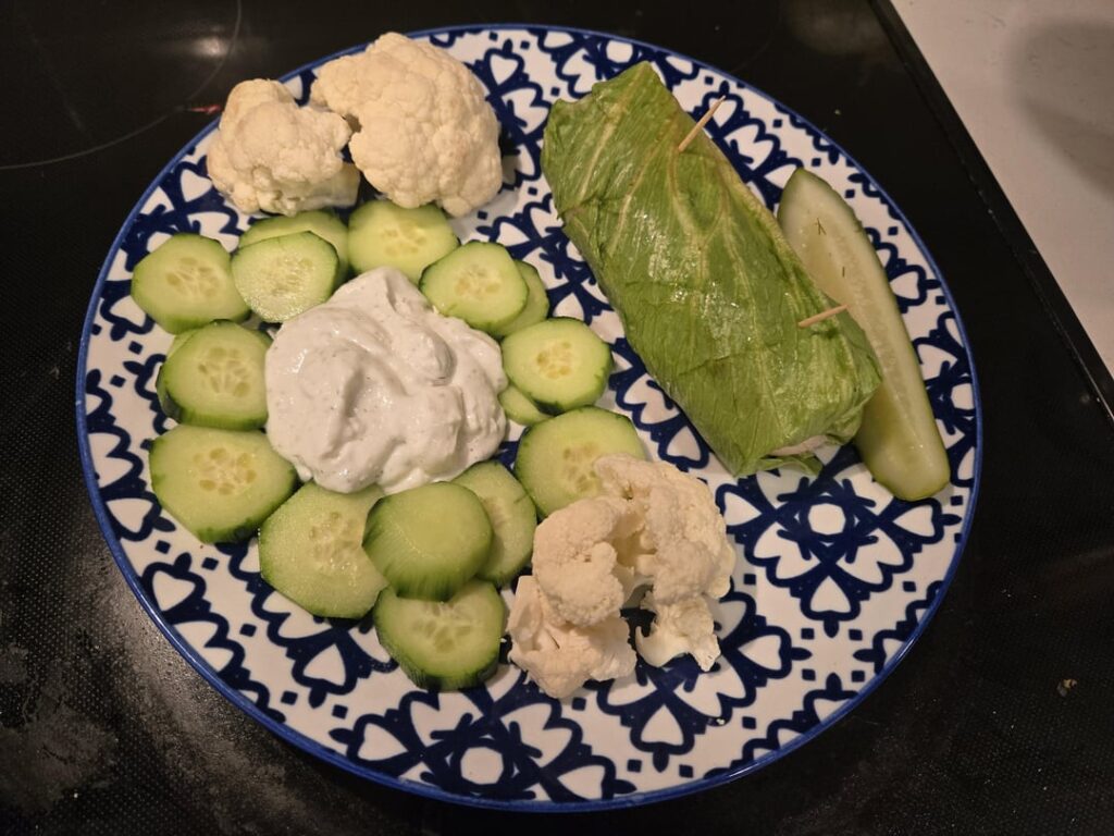 225 cals, 25g protein. Eaten while waiting for my 70 cal red velvet ...