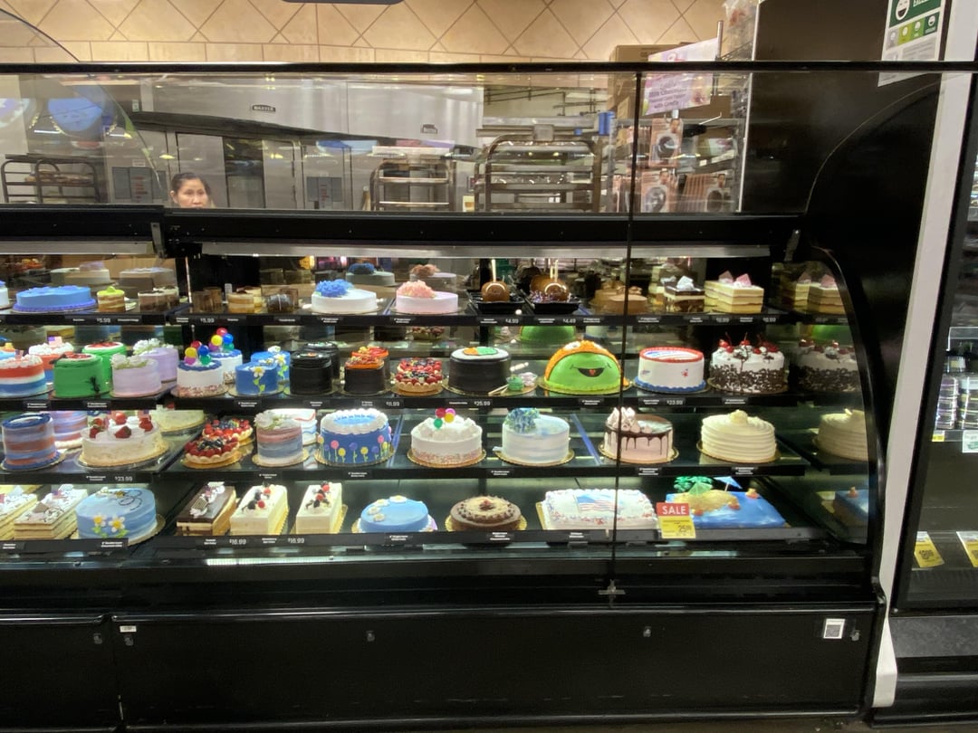 Memorial Day Cake Case - Dining and Cooking