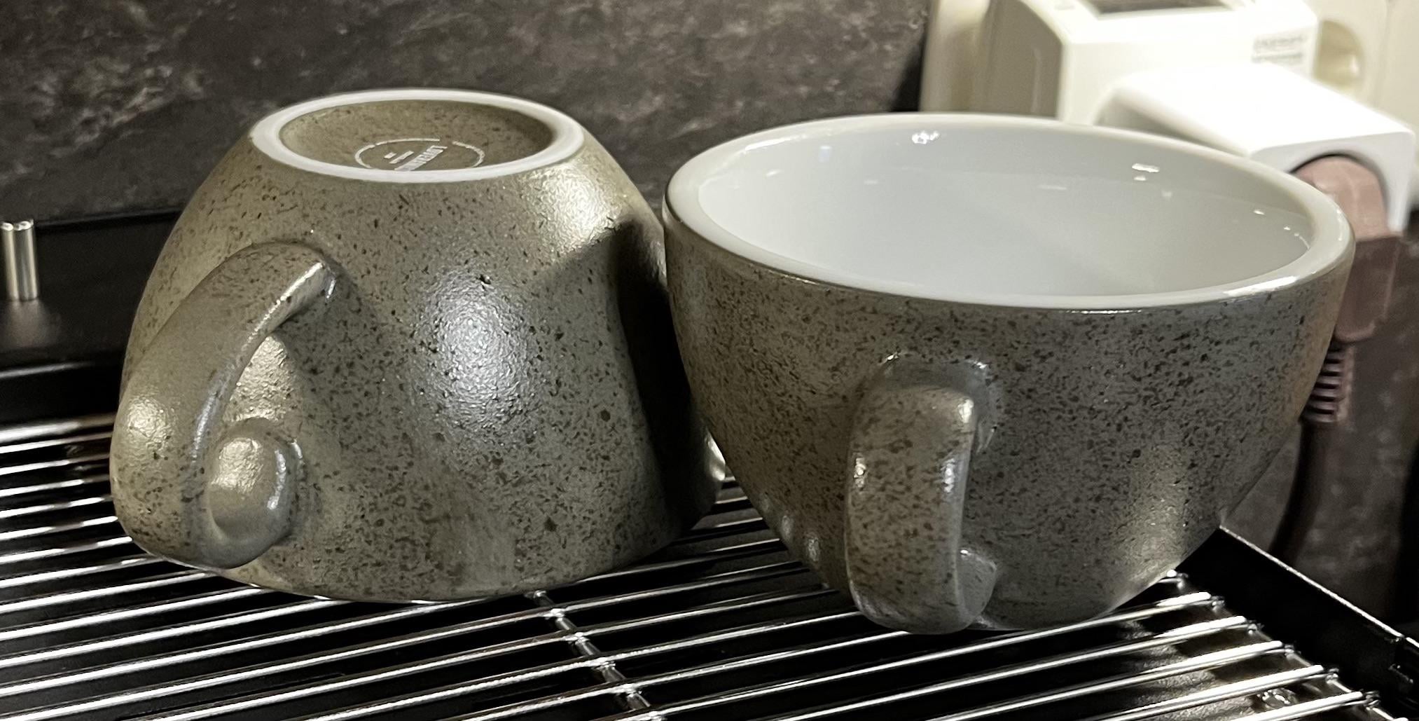 Coffee cups: stored upright or upside down, which is „correct“? A short ...