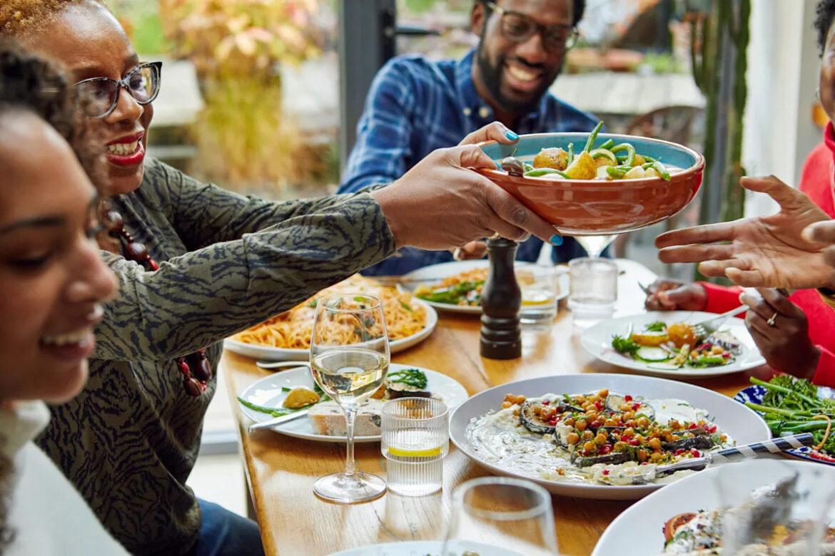 The best (and worst) times to eat dinner, according to an expert ...