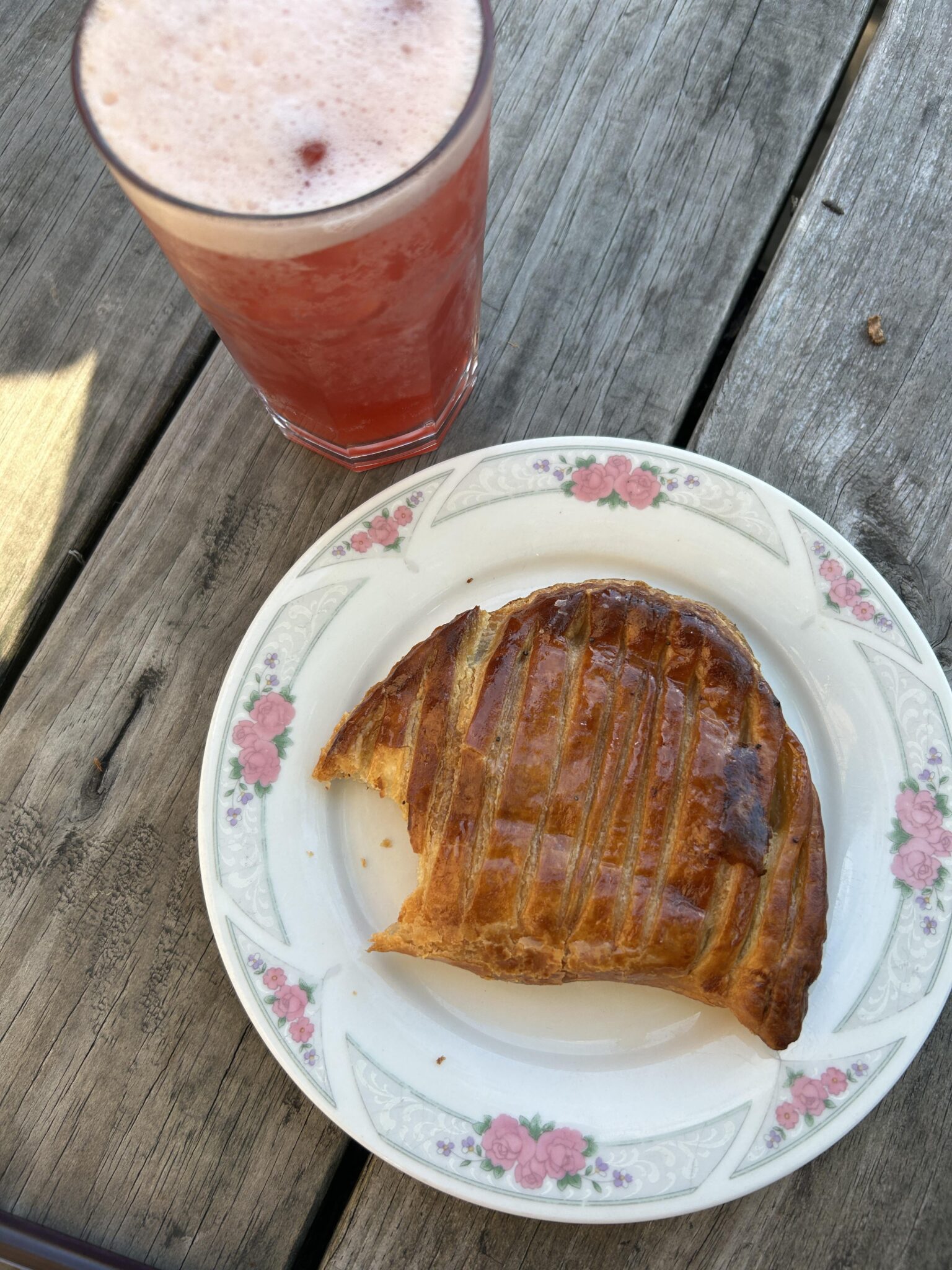 Apple turnover and iced tea at Bisou - Dining and Cooking