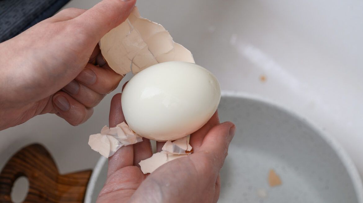 The Expert Method For Hard-Boiled Egg Shells That Slip Off With Ease ...