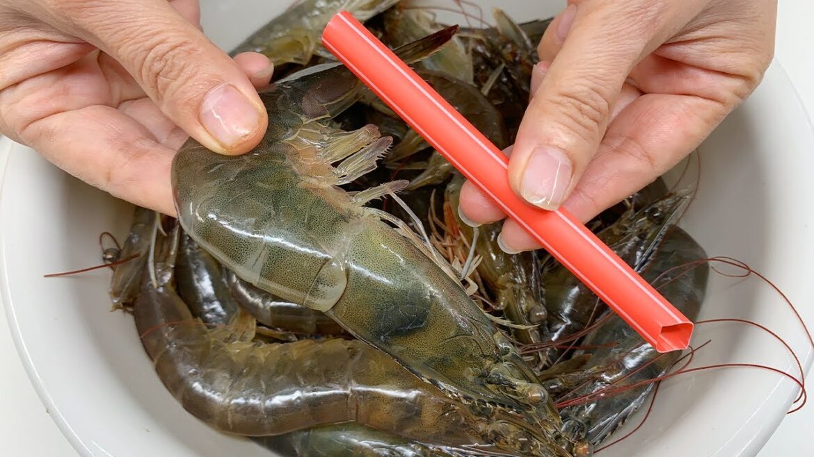 Remove SHRIMP VEIN in Just 5 Seconds with a Straw! - Dining and Cooking