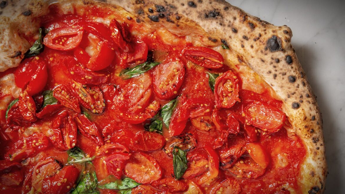 How Extra Virgin Olive Oil Elevates Traditional Neapolitan Pizza ...