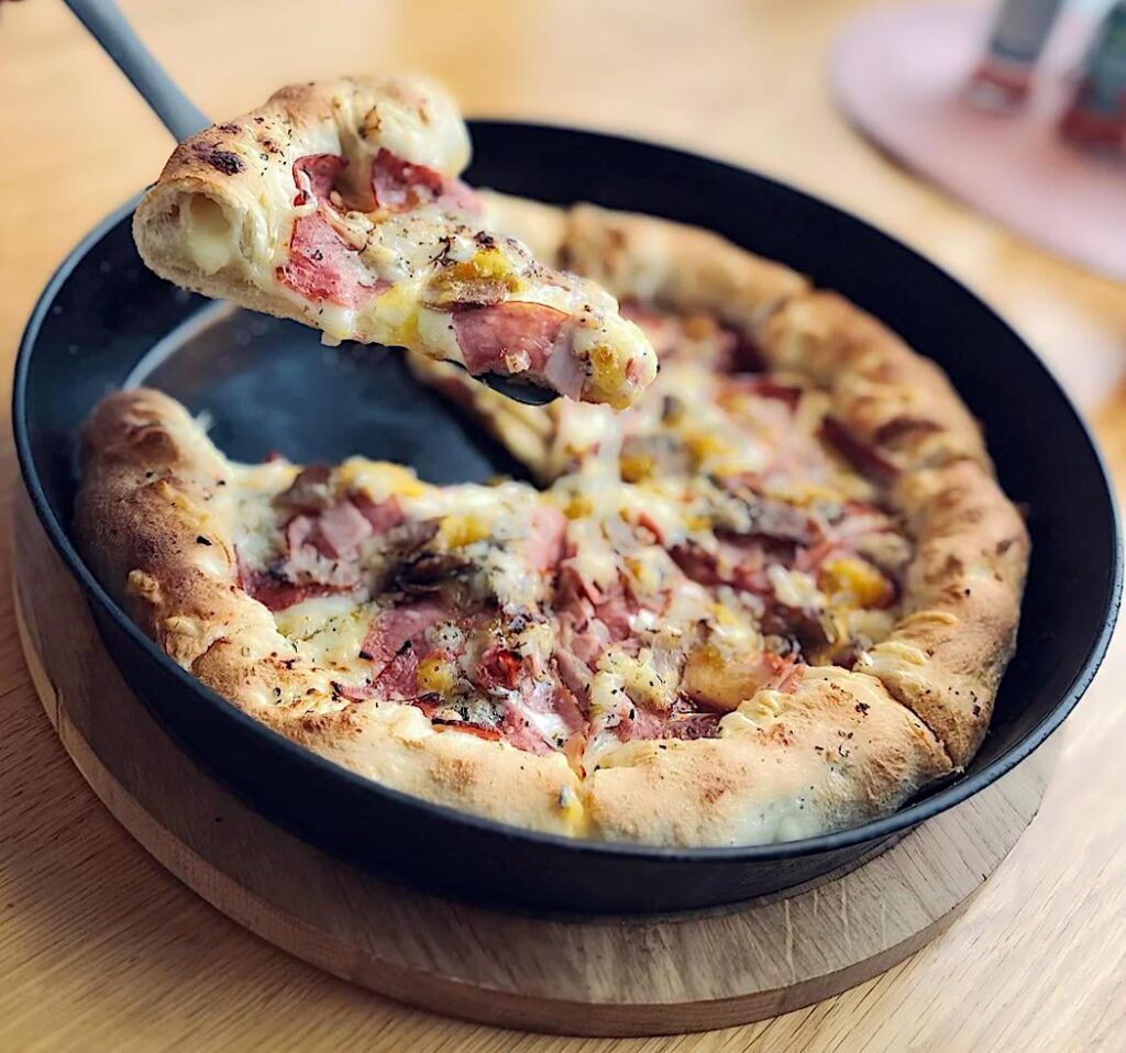 Pizza with cheese stuffed crust - Dining and Cooking