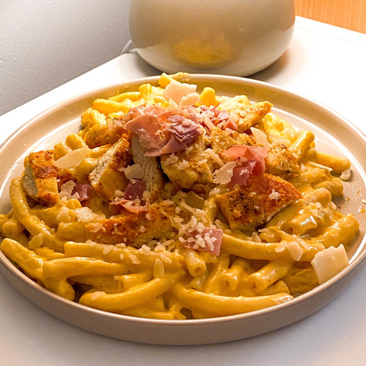 Creamy macaroni with chicken, prosciutto and parmesan - Dining and Cooking