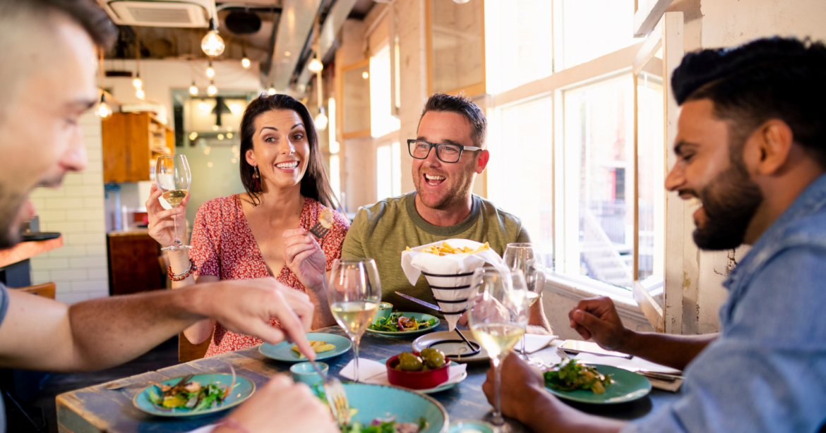 10 dining etiquette mistakes that quietly signal low social awareness ...